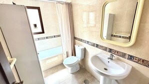Apartamento, 2 quartos, varanda | Casa de banho
