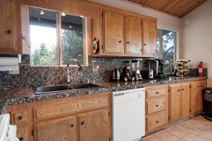 Casa, vista para a montanha | Cozinha privada | Chaleira elétrica, torradeira