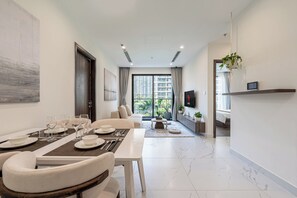 Apartamento superluxo, vista para a piscina | Vista do quarto