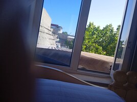 Quarto triplo standard, para não fumantes, vista para a cidade | Quartos à prova de som, ferros/tábuas de passar roupa, Wi-Fi de cortesia