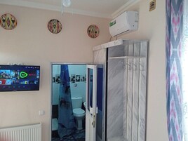 Quarto casal ou duplo standard, vista para o pátio | Quartos à prova de som, ferros/tábuas de passar roupa, Wi-Fi de cortesia