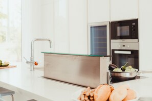 Um micro-ondas, uma måquina de lavar louça, uma cafeteira/bule