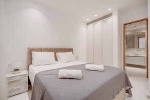 5 quartos, berços/camas para crianças, roupa de cama fornecida