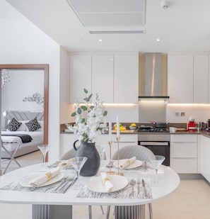 Apartamento de Luxo, varanda | Refeições no quarto