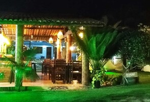 Apartamento, vista para a piscina | Frigobar, espaço de trabalho para notebook, Wi-Fi de cortesia