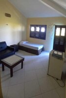 Apartamento, vista para a piscina | Frigobar, espaço de trabalho para notebook, Wi-Fi de cortesia