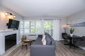 Apartamento Standard, 1 cama queen-size e sofá-cama, vista para a montanha, junto à montanha | Sala de estar | Televisor, lareira 
