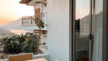 Apartamento de Luxo em Condomínio Fechado, vista parcial para o mar | Varanda
