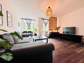 Apartamento Familiar | Sala de estar | Televisor de ecrã plano de 30 polegadas com canais por cabo 