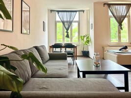 Apartamento Familiar | Sala de estar | Televisor de ecrã plano de 30 polegadas com canais por cabo 