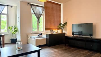 Apartamento família | Área de estar | TV de tela plana 30 polegadas com canais a cabo