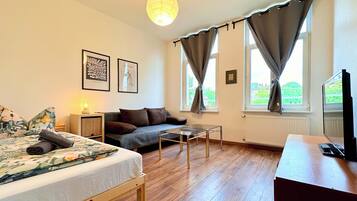 Apartamento Deluxe | Sala de estar | Televisor de ecrã plano de 30 polegadas com canais por cabo