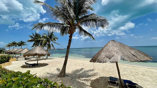 Uma praia privada, praia de areia branca, espreguiçadeiras