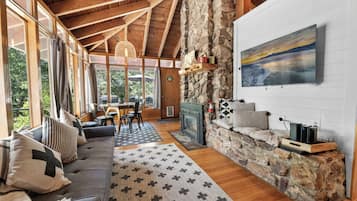 Cabine, pátio, vista para a montanha | Sala de estar | Televisor, leitor de DVD