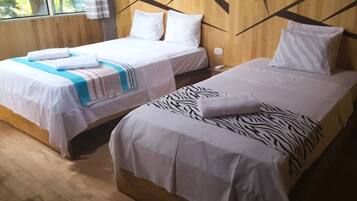 Quarto casal econômico, 2 quartos, vista para o lago | Individualmente decorados, individualmente mobiliados, escrivaninha
