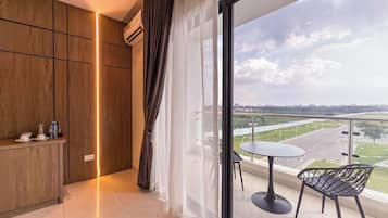 Quarto Duplo Deluxe, varanda, vista para o jardim | Secretária adequada para computadores portáteis, Wi-fi grátis