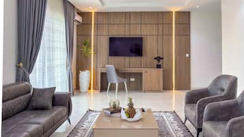 Quarto Duplo Presidencial, varanda, vista para o jardim | Sala de estar