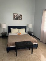 Quarto Individual Deluxe, vista para o jardim | Secretária adequada para computadores portáteis