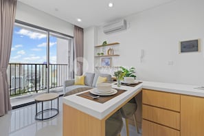 Apartamento, 1 quarto, Vista para a cidade | Sala de estar | Smart TV de 43 polegadas com canais por cabo, Netflix