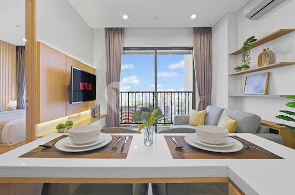 Apartamento, 1 quarto, Vista para a cidade | Sala de estar | Smart TV de 43 polegadas com canais por cabo, Netflix