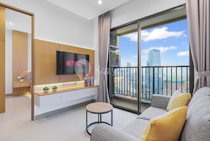 Apartamento, 1 quarto, Vista para a cidade | Sala de estar | Smart TV de 43 polegadas com canais por cabo, Netflix