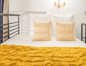 Apartamento, Vista para a cidade | Roupa hipoalergénica, camas de colchão pillowtop, cofre no quarto