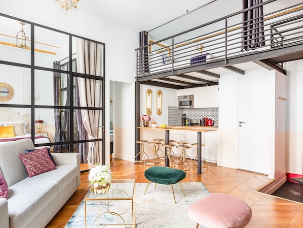 Apartamento, Vista para a cidade | Sala de estar | Escritórios