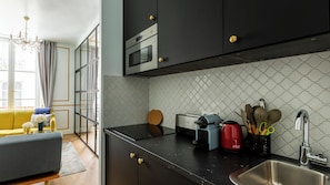 Apartamento, Vista para a cidade | Cozinha privada | Um frigorífico, um micro-ondas, um forno, uma placa de cozinha