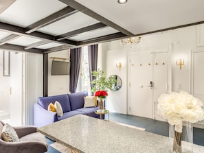 Apartamento, Vista para a cidade | Sala de estar | Escritórios