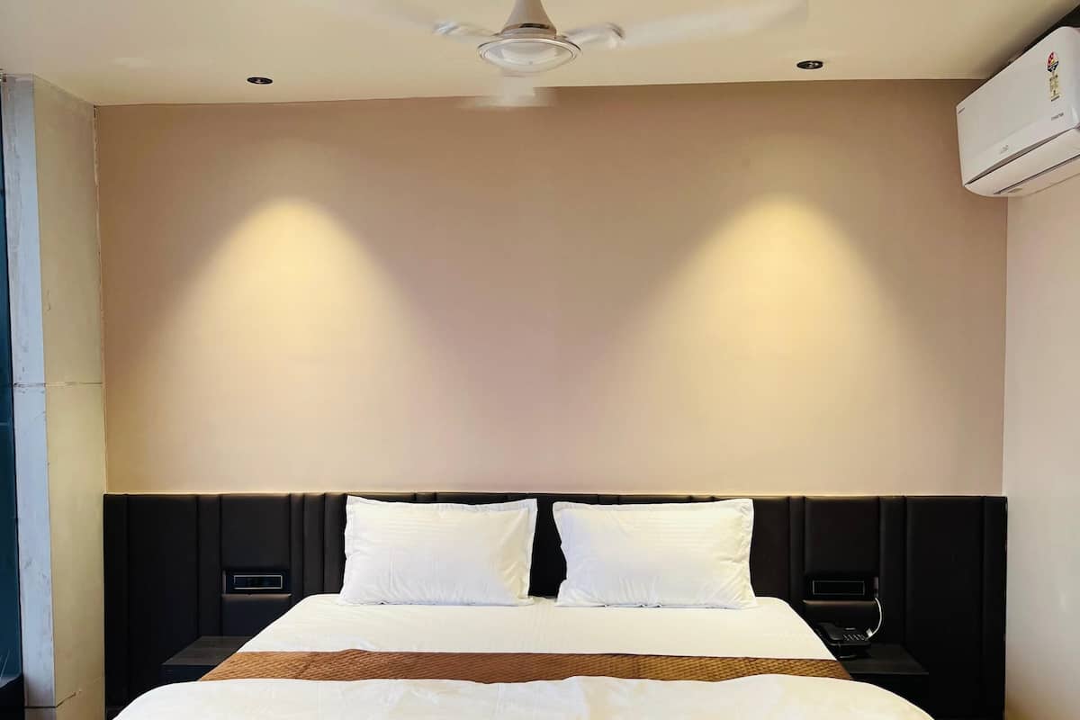 Quarto Duplo de Luxo, varanda, Vista para a cidade | Secretária, secretária adequada para computadores portáteis