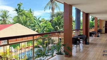 Quarto luxo | Cofres nos quartos, escrivaninha, espaço de trabalho para notebook