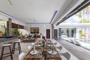 Villa, casa de banho privativa, junto à piscina | Sala de jantar