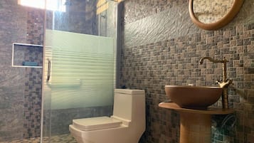 Apartamento, 2 quartos, sacada | Banheiro | Chuveiro, toalhas de banho
