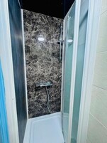 Quarto Duplo Standard, 1 cama de casal | Casa de banho | Um polibã, artigos de higiene pessoal grátis, chinelos 