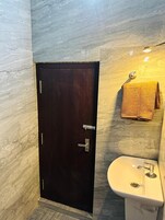 Quarto standard, vários quartos | Banheiro | Chuveiro, ducha de hidromassagem, produtos de toalete grátis 