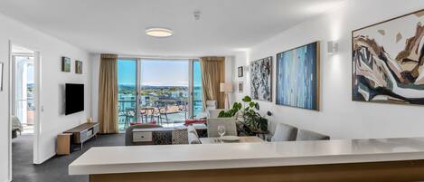 Apartamento Deluxe, vista para a piscina | Sala de estar | Smart TV de 45 polegadas com canais por cabo