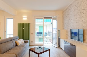 Apartamento conforto, vista para a cidade | Área de estar | TV de tela plana