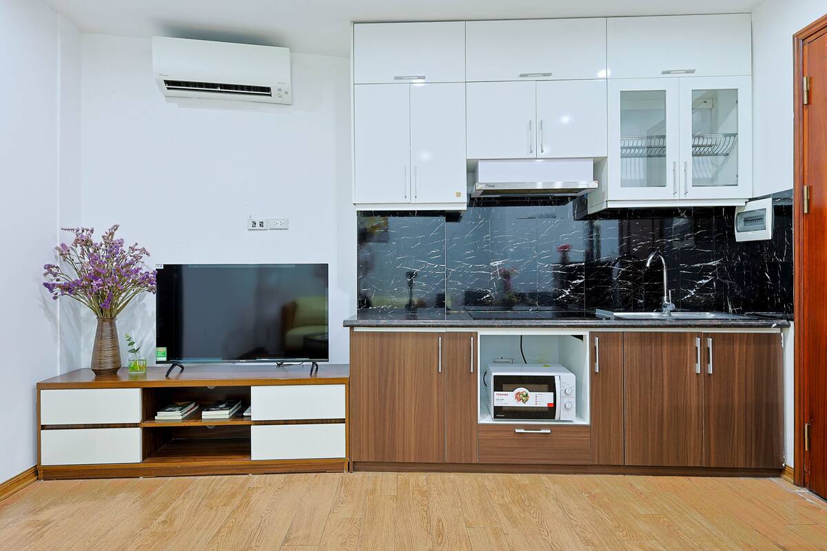 Um frigorífico, um micro-ondas, uma placa de cozinha