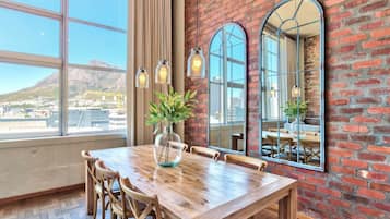 Loft superluxo, vista para a montanha | Ferros/tábuas de passar roupa, Wi-Fi de cortesia