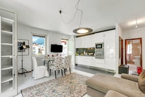 Apartamento Standard, vários quartos (Casa Epofo) | Sala de estar | Televisor de 21 polegadas com canais via satélite 