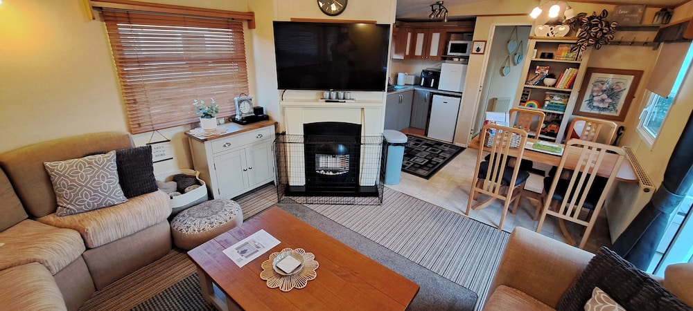 Seaside Caravan - Sleeps 6, Parking & Veranda - Towyn