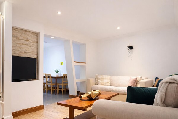 4-bed Barnwell Retreat- Sleeps10, Garden & Parking - Stevenage