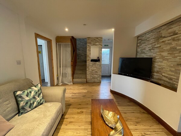 4-bed Barnwell Retreat- Sleeps10, Garden & Parking - Stevenage