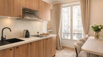 Apartamento Standard, vista para o pátio | Cozinha privada | Uma máquina de café expresso, uma chaleira elétrica, mesas de jantar