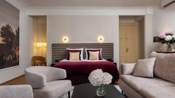 Main Square View Apartment | Cofres nos quartos, escrivaninha, ferros/tábuas de passar roupa