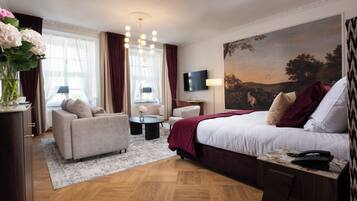 Main Square View Apartment | Cofre no quarto, secretária, ferro/tábua de engomar, Wi-fi grátis