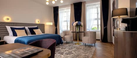 Main Square View Apartment | Frigobar, cofres nos quartos, escrivaninha