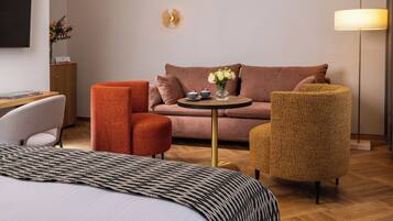 Quarto casal ou duplo superior | Cofres nos quartos, escrivaninha, ferros/tábuas de passar roupa