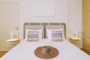 Apartamento, vista para o mar | Ferro/tábua de engomar, berço de viagem, Wi-fi grátis