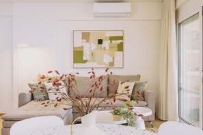 Apartamento, vista para o mar | Sala | Smart TV de 55 polegadas com canais via satélite, Netflix